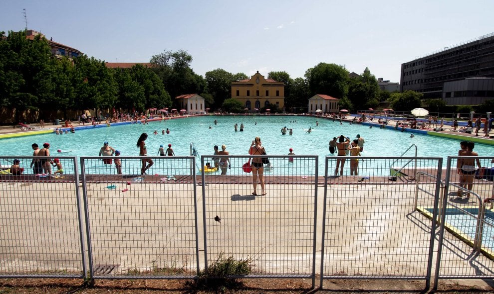 Milano, riapre la piscina Romano: tutti in acqua a fare il bagno - la ...