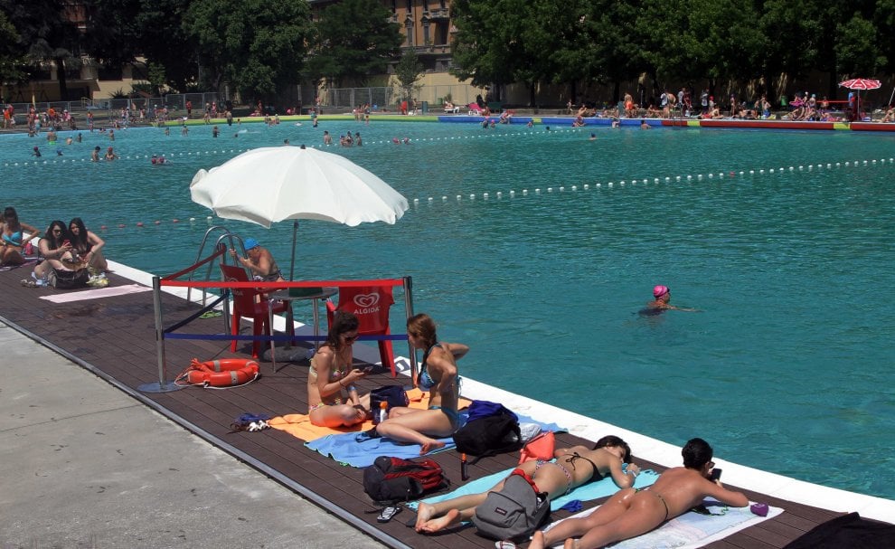 Milano, riapre la piscina Romano: tutti in acqua a fare il bagno - la ...