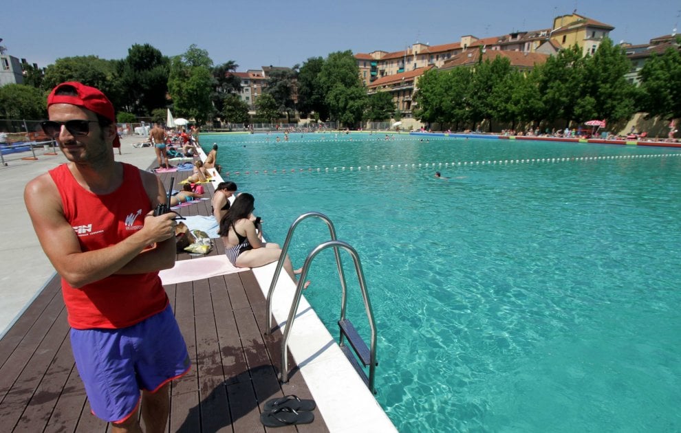 Milano, riapre la piscina Romano: tutti in acqua a fare il bagno - la ...