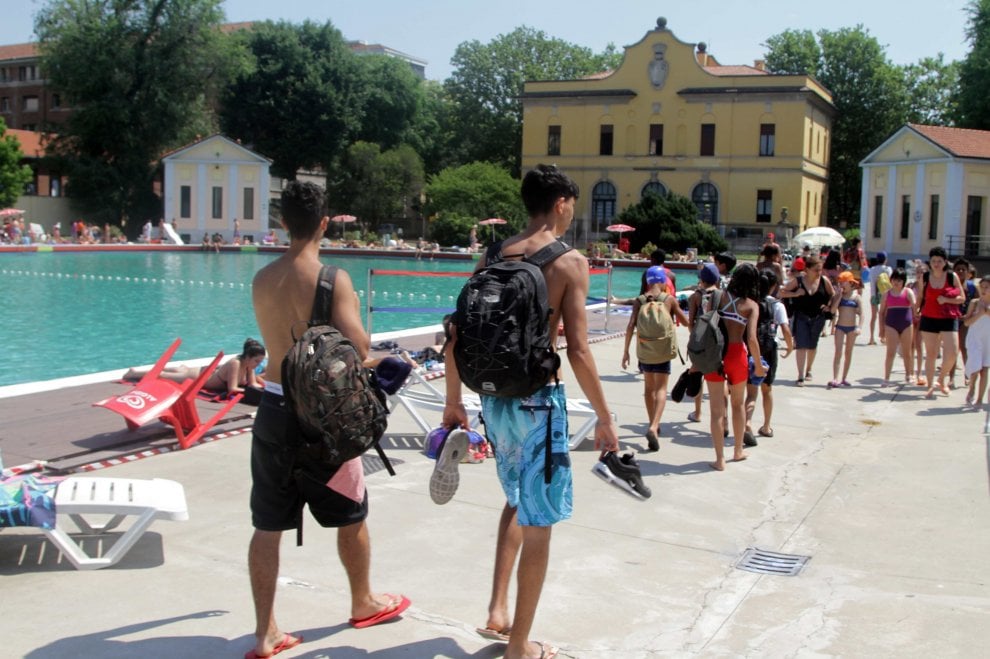 Milano, riapre la piscina Romano: tutti in acqua a fare il bagno - la ...
