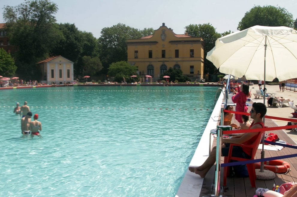 Milano, riapre la piscina Romano: tutti in acqua a fare il bagno - la ...