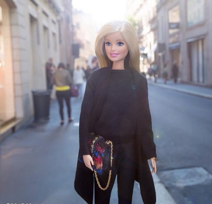 Barbie in posa da modella a Milano per la Fashion Week: l'omaggio su ...