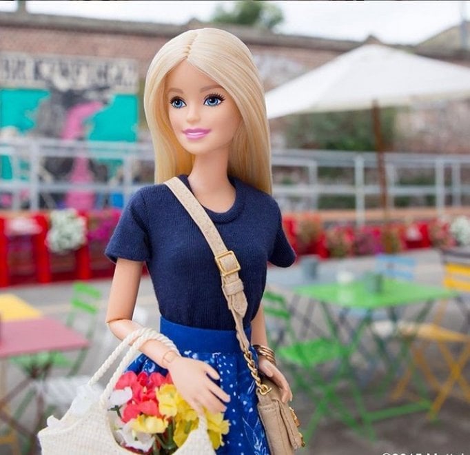 Barbie in posa da modella a Milano per la Fashion Week: l'omaggio su ...