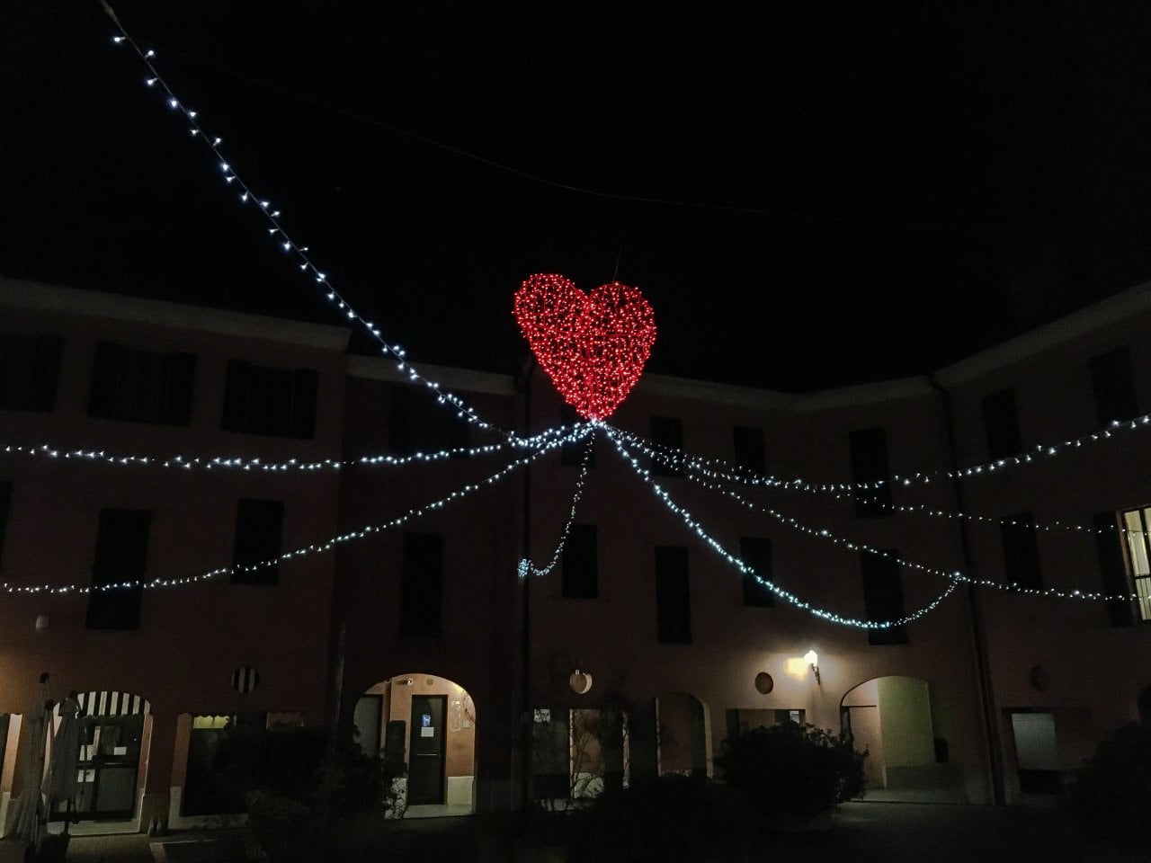 Codogno prova a ripartire: cuori, stelle di Natale e catene luminose ...
