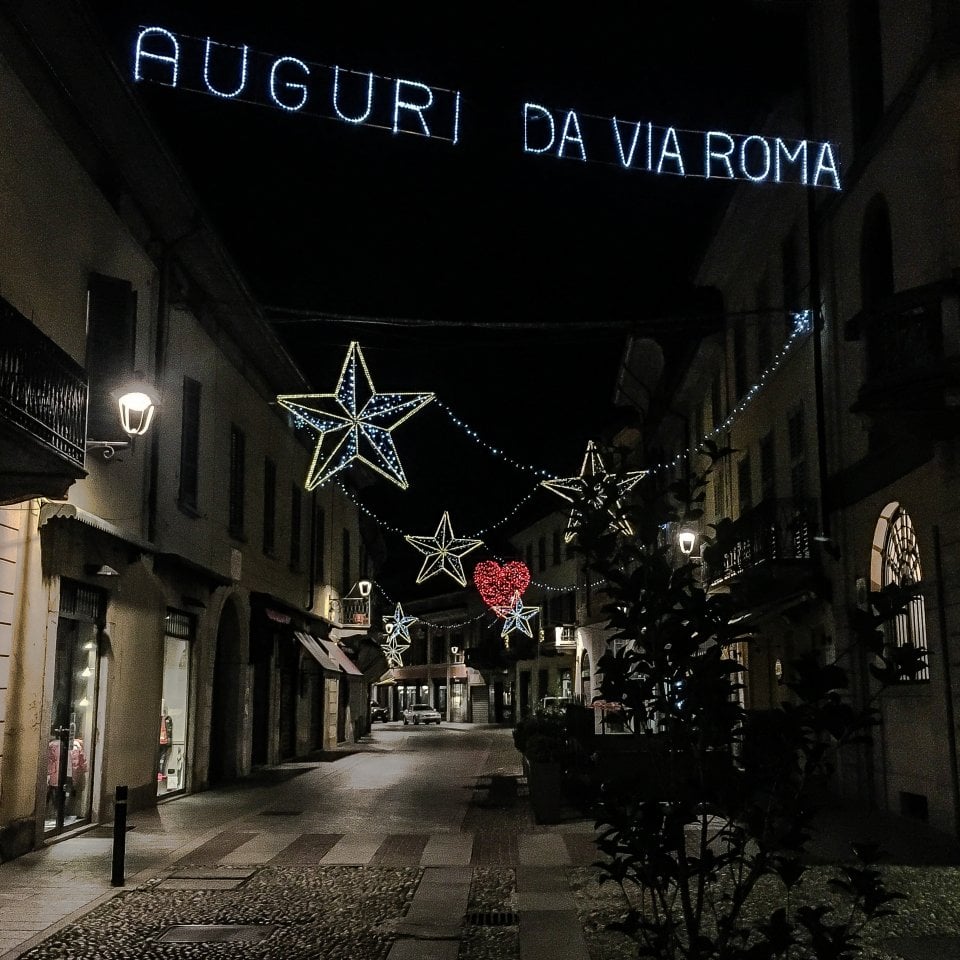 Codogno prova a ripartire: cuori, stelle di Natale e catene luminose ...