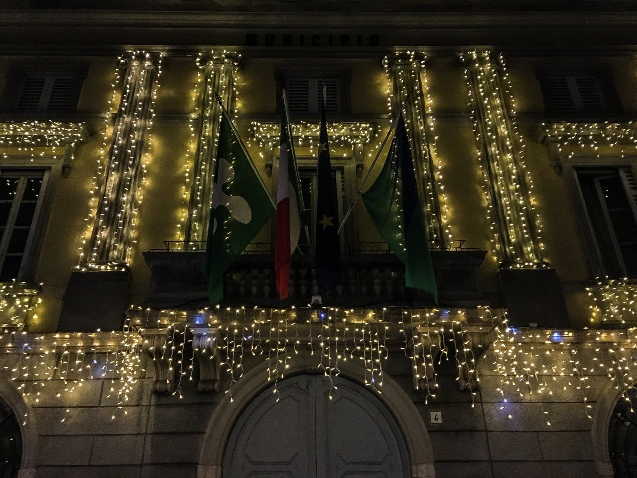 Codogno prova a ripartire: cuori, stelle di Natale e catene luminose ...