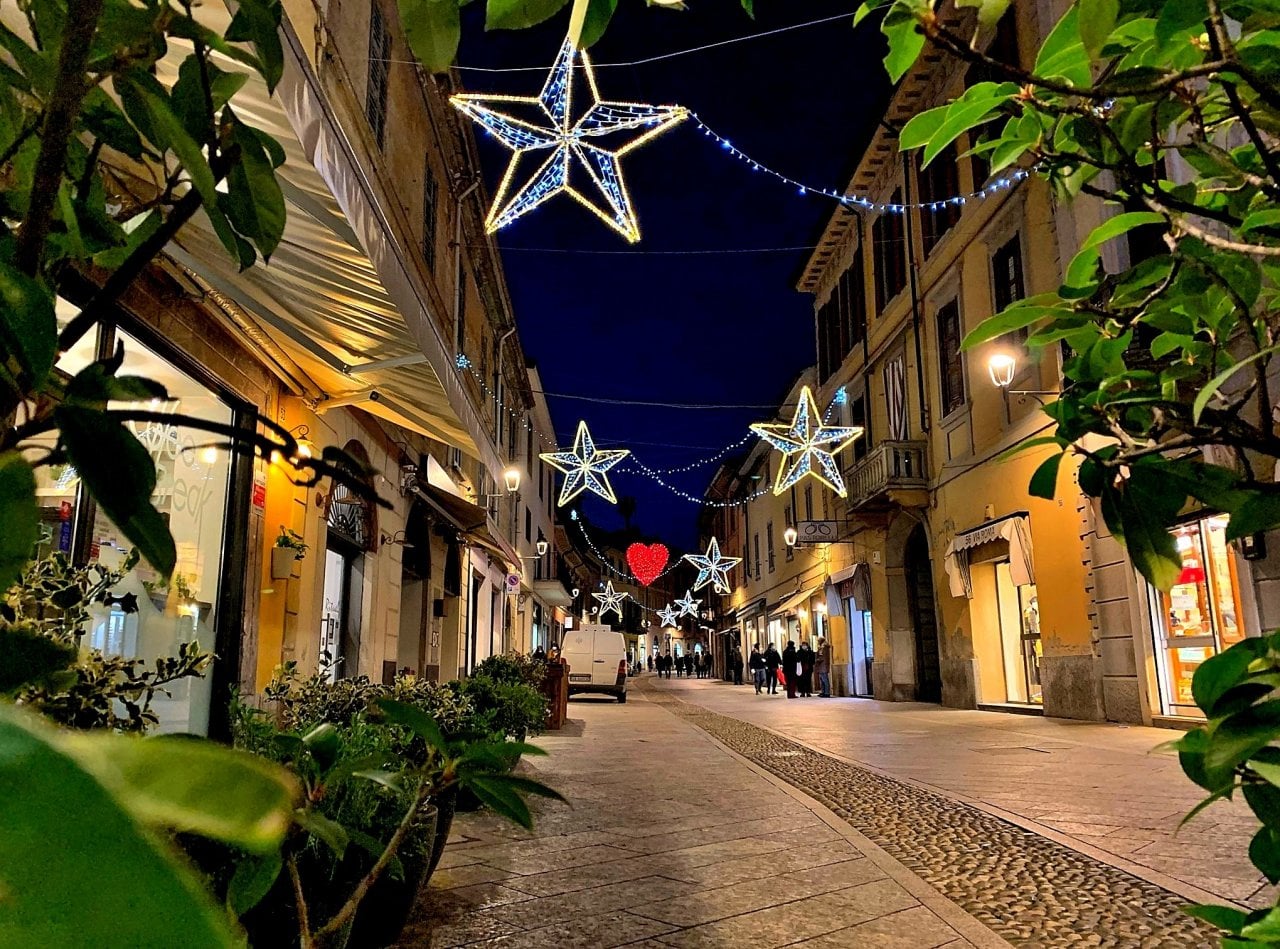 Codogno prova a ripartire: cuori, stelle di Natale e catene luminose ...