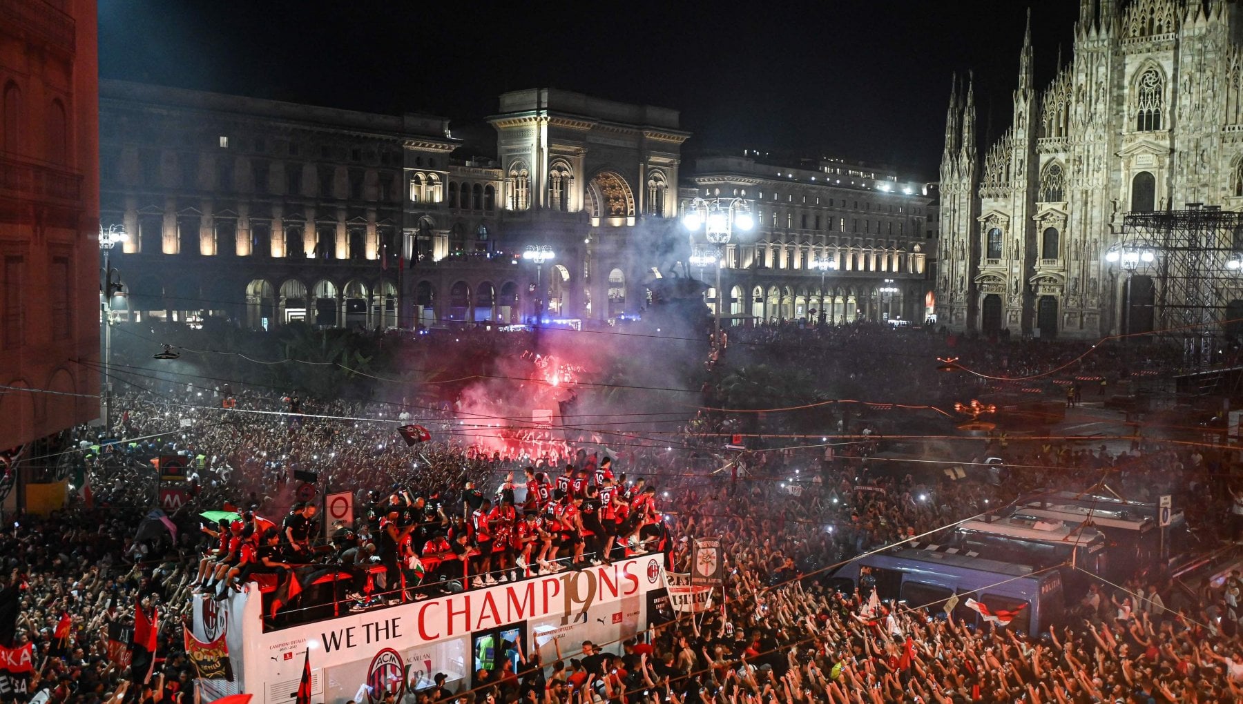 Milan in pullman scoperto: il percorso a Milano della festa per lo ...