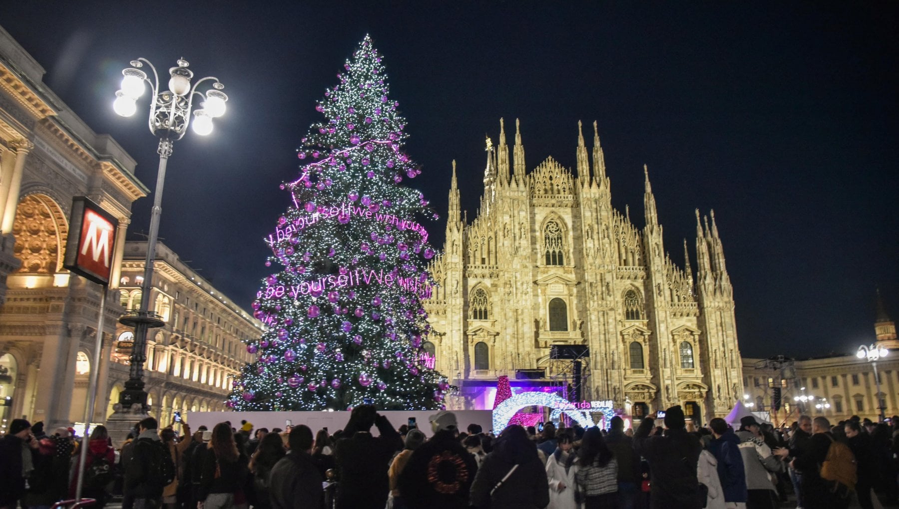 Milano Si Accende L albero Di Natale In Piazza Duomo La Repubblica Milano Si Accende L albero Di Natale In Piazza Duomo La Repubblica