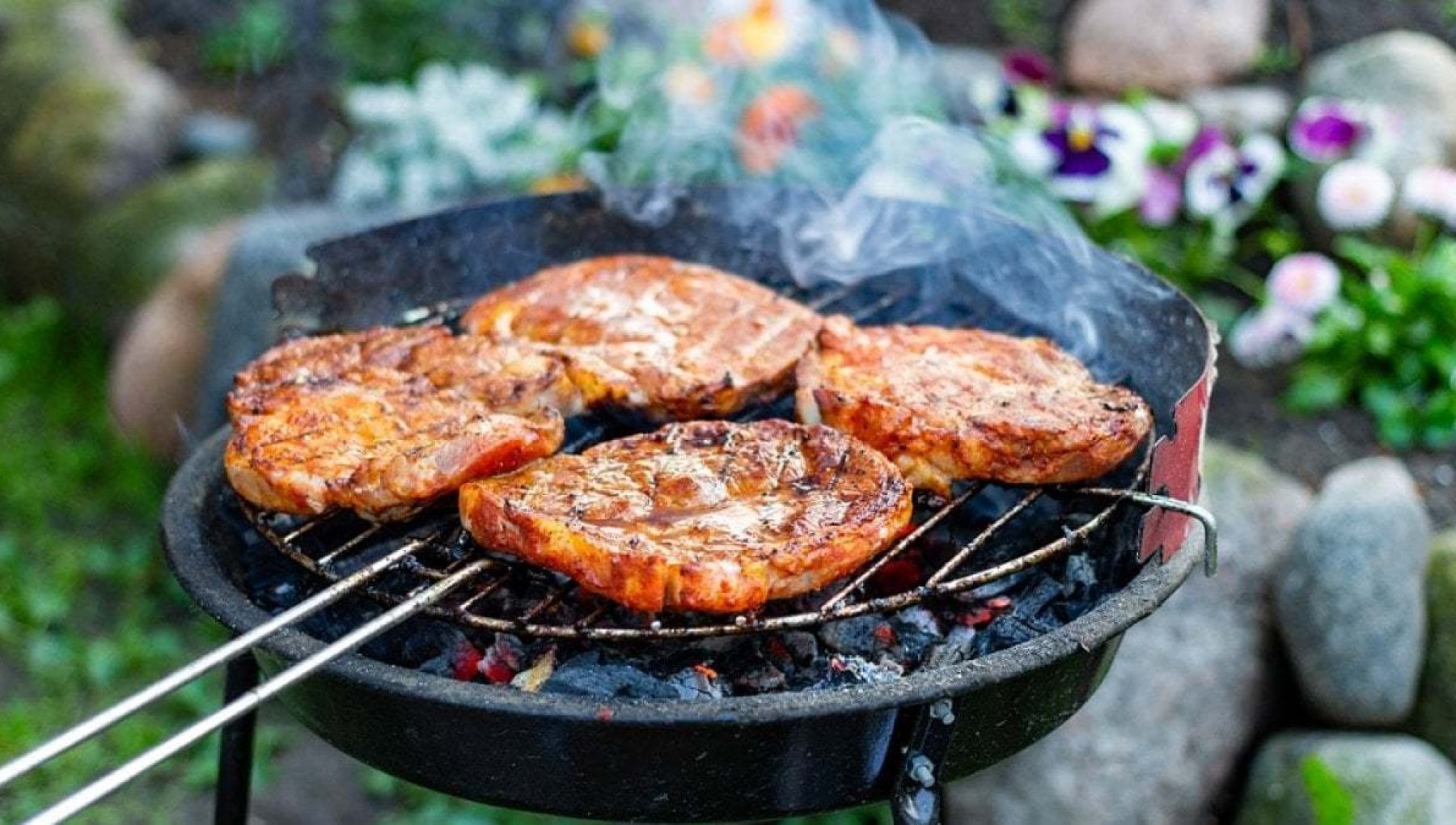 La prima regola del barbecue: "Niente buchi sulle salsicce". Le lezioni ...