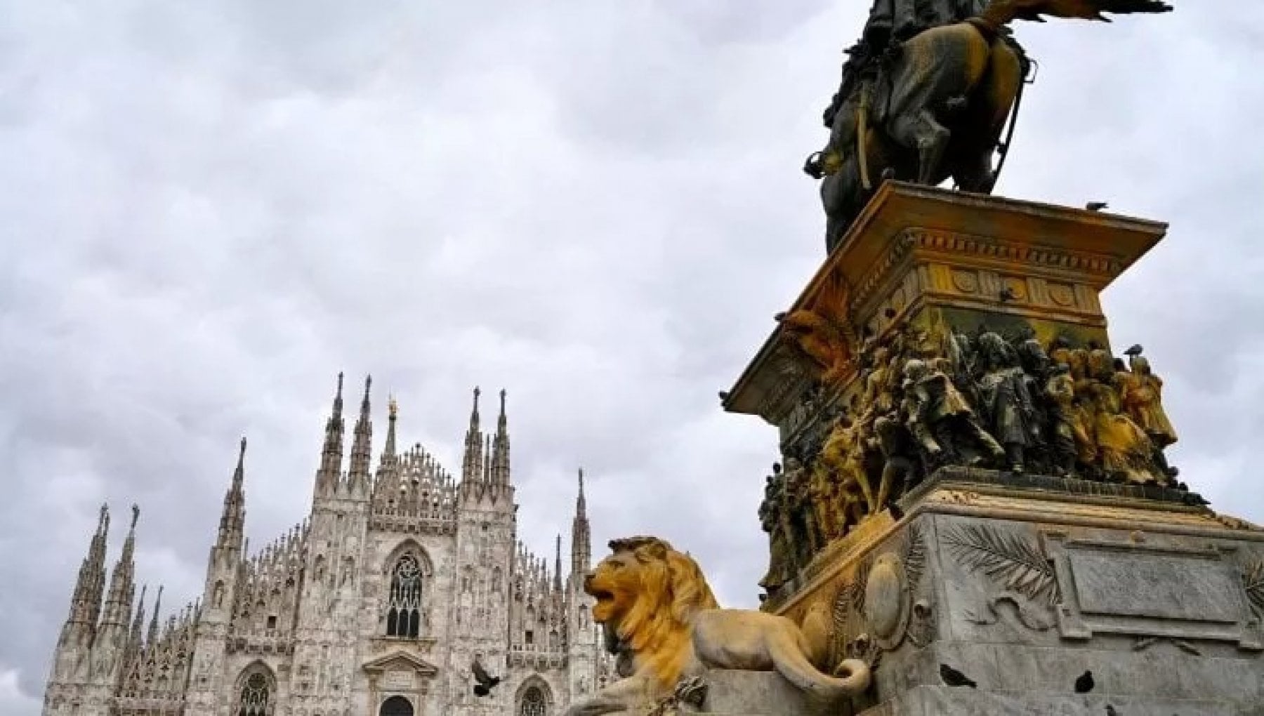 Statua imbrattata in piazza Duomo, sarà ripulita grazie a una donazione ...