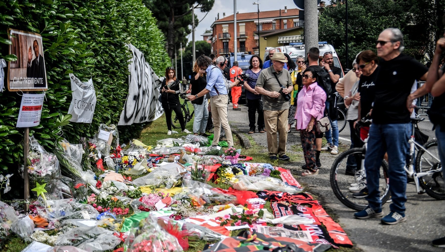 Arcore, tra le auto blu e la gente commossa fuori da villa Berlusconi ...