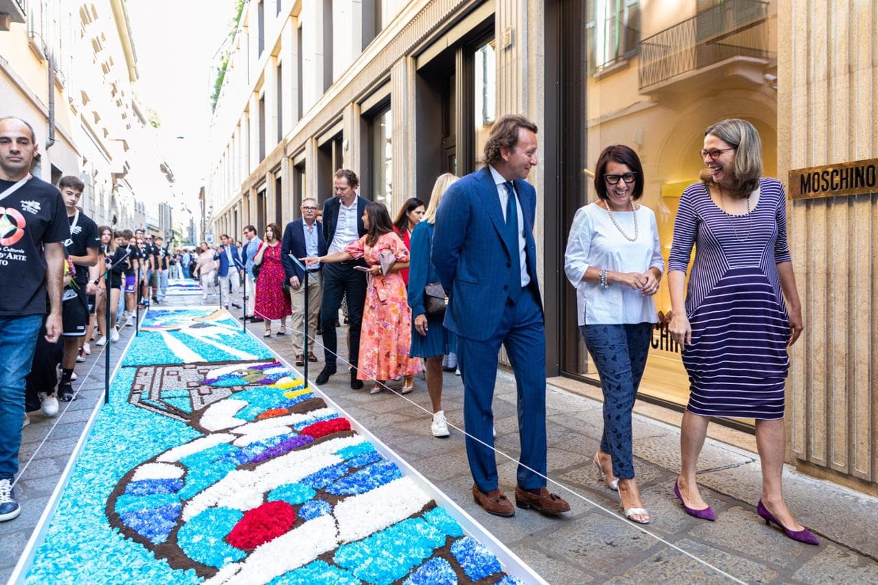 Infiorata in via della Spiga: più di 200mila fiori nelle tele degli ...