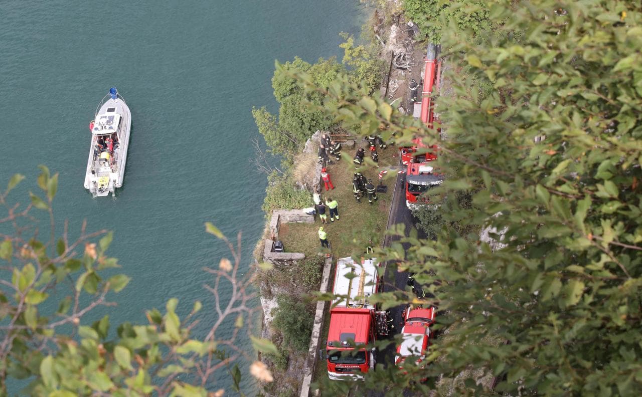 Marone, camion si scontra con un’auto e precipita per 60 metri sulla ...