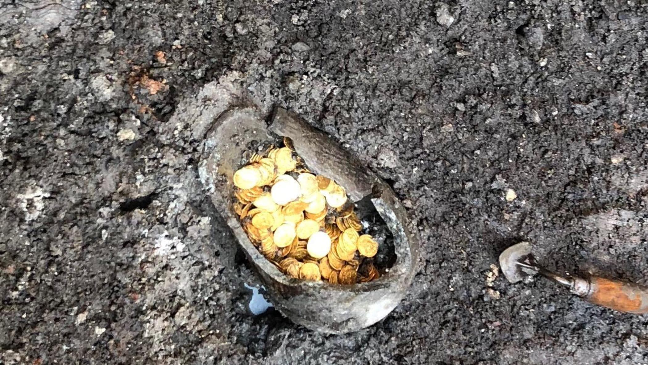 Trovano una brocca con mille monete d’oro dal valore di quattro milioni ...