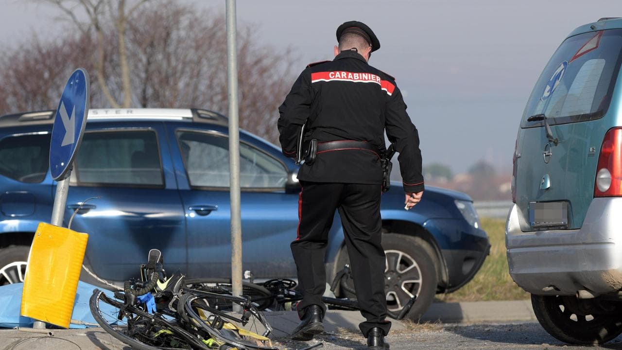 Auto investe due ciclisti in una rotonda nel Milanese, uno è morto l ...
