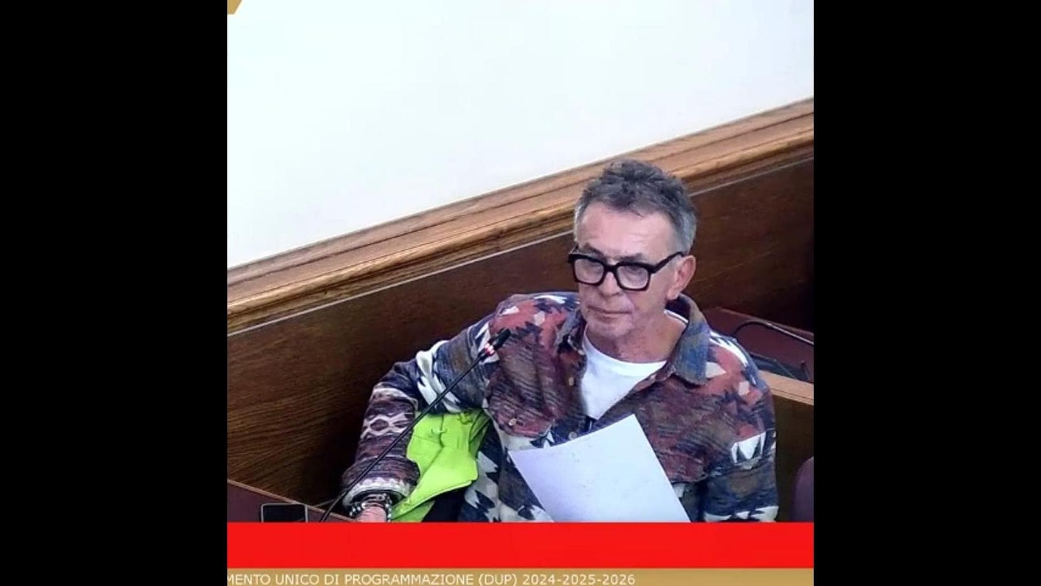 “Per gli stranieri servirebbero campi di rieducazione”. Proteste per le ...