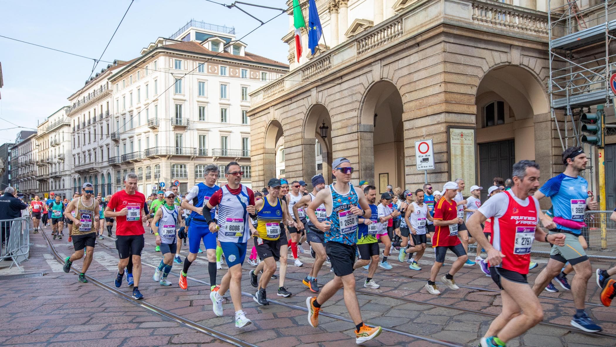 La festa dei runner alla Milano Marathon: edizione record di iscritti e ...