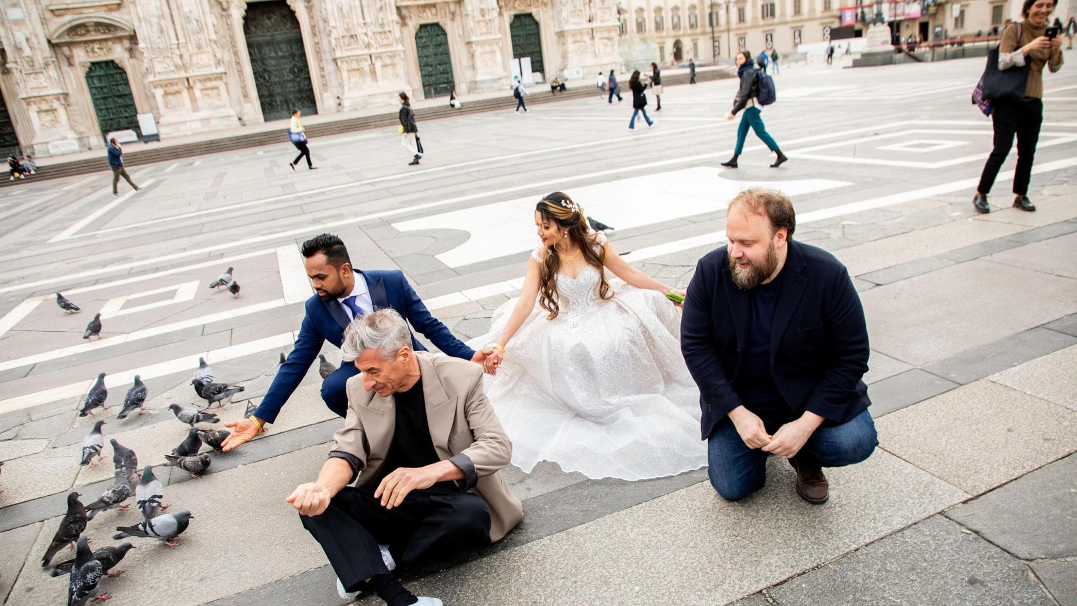 Flash mob con colazione in piazza Duomo, Maurizio Cattelan e Nicolas ...