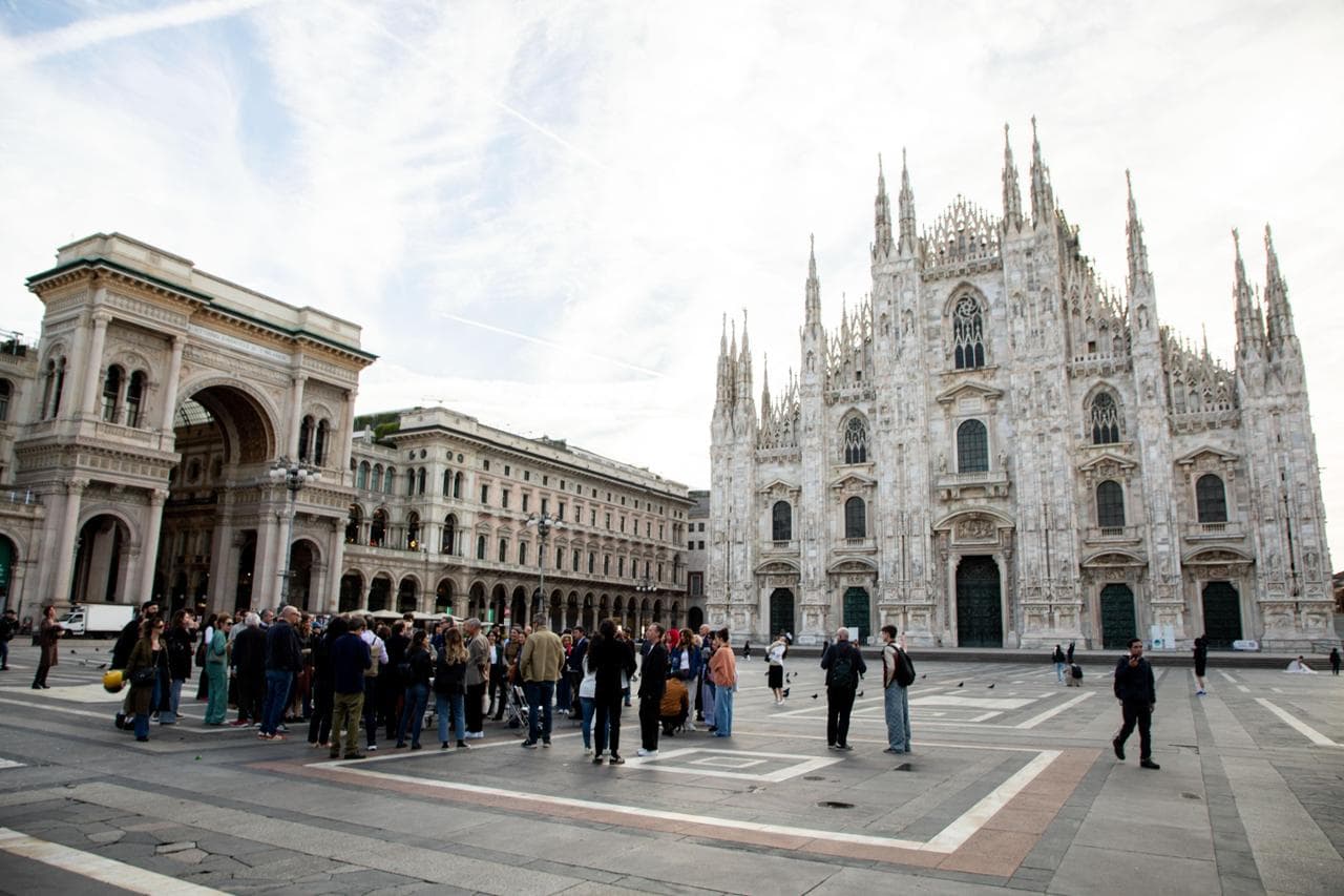 Flash mob con colazione in piazza Duomo, Maurizio Cattelan e Nicolas ...
