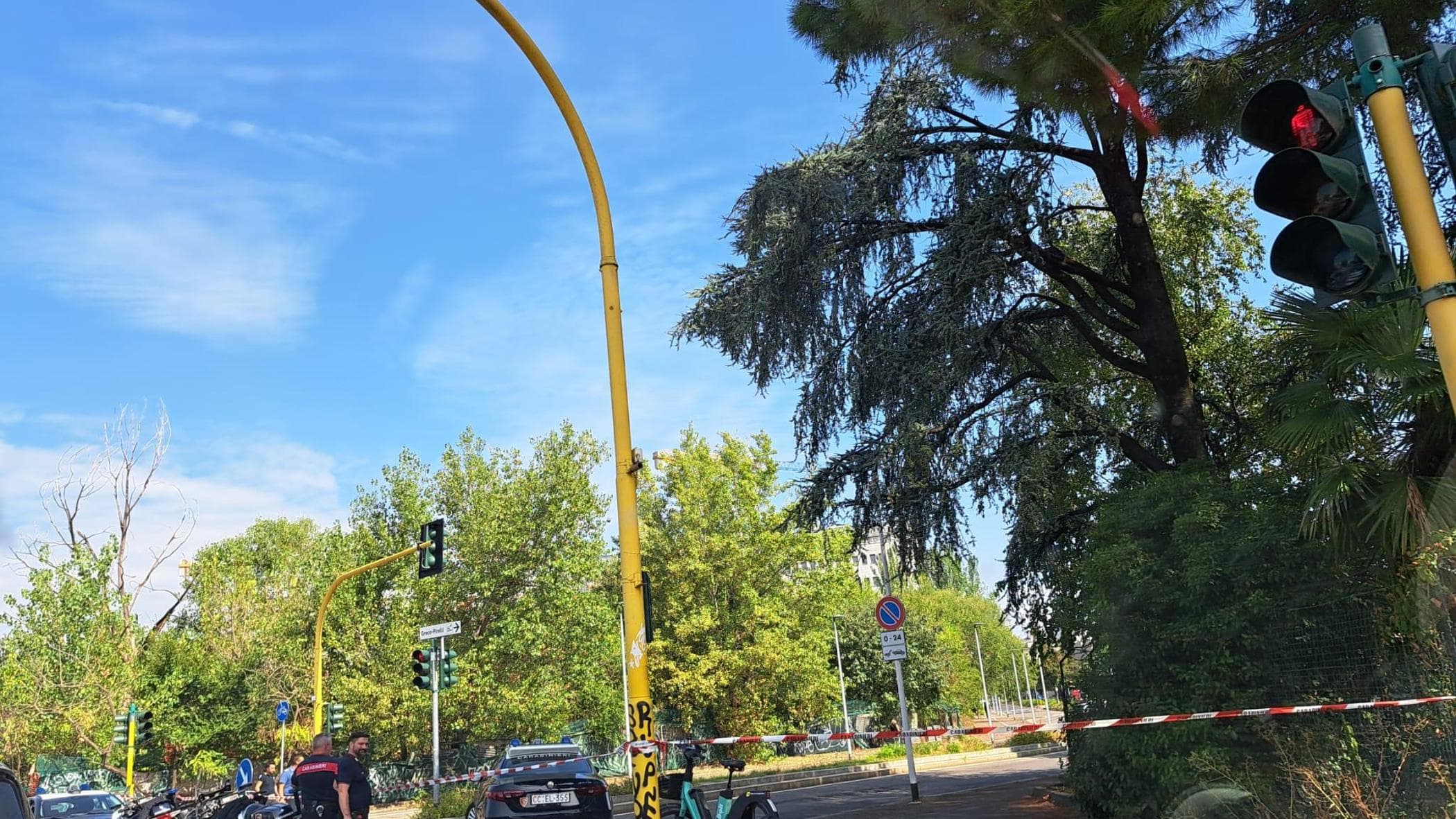 Artificieri in via Cozzi e strada bloccata per tre candelotti ...