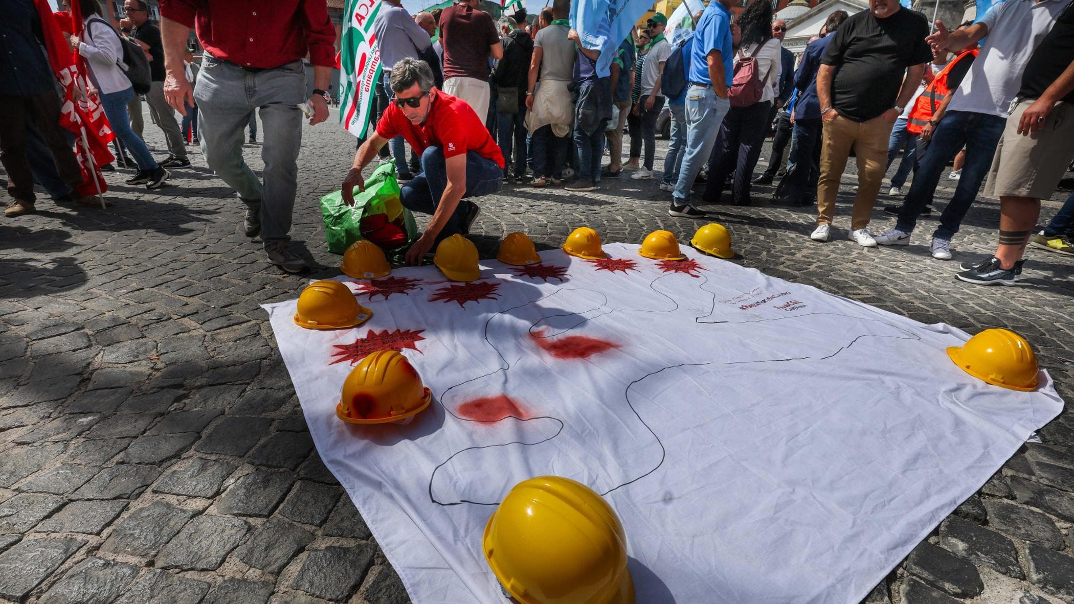 Schiacciato contro il soffitto, muore dopo due giorni di coma l’operaio ...
