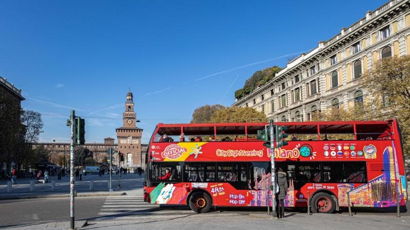 A Milano arriva lo sfratto ai pullman dei turisti parcheggiati nel ...