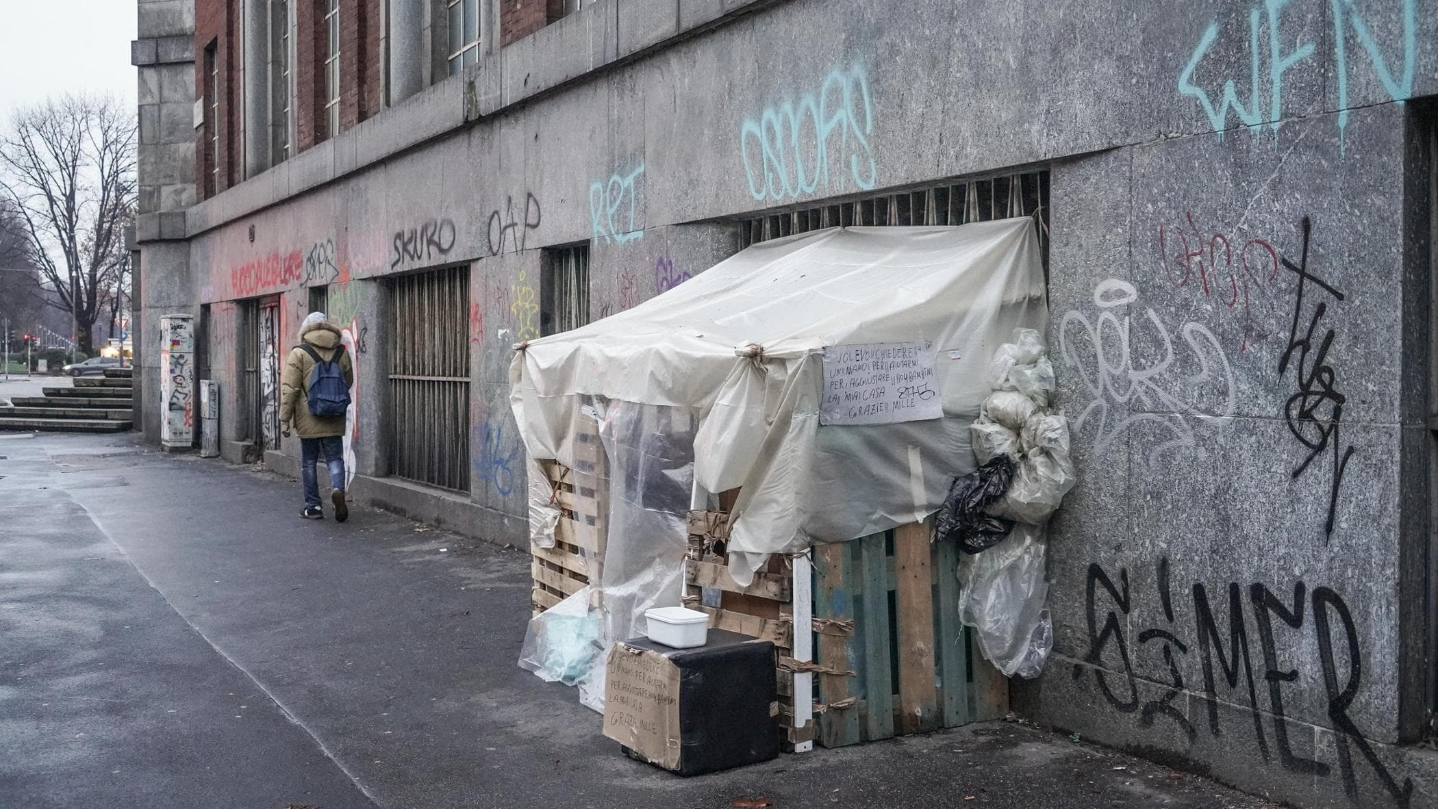 Viale Papiniano, le baracche di legno dei senza tetto dividono il ...