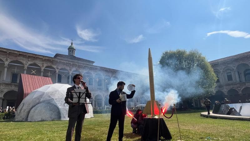 Design week, proteste in Statale con un razzo dorato. Gli studenti: “L ...