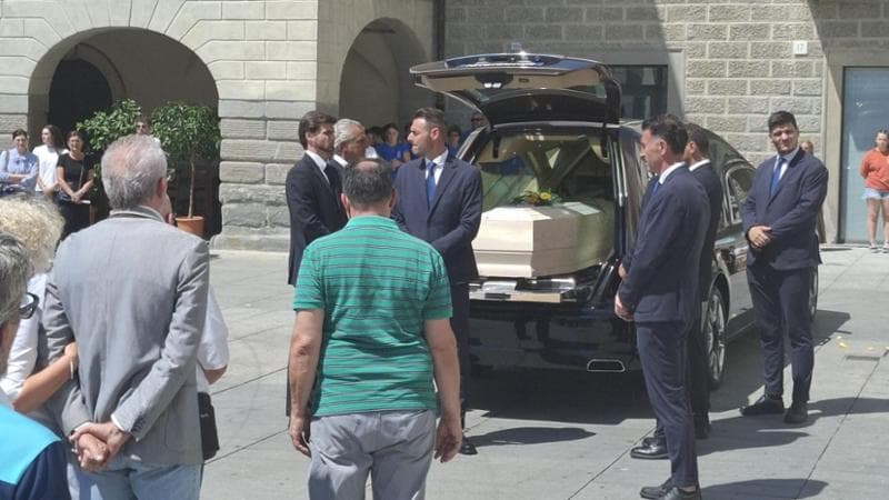 “Voleva salvare il bimbo, si è punito”: l’addio con i fischietti al ...