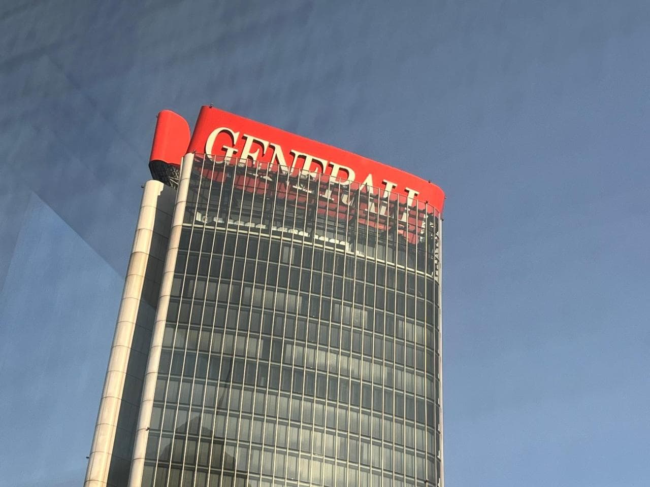 Milano, crolla l'insegna Generali dal grattacielo di Citylife: cos'è ...