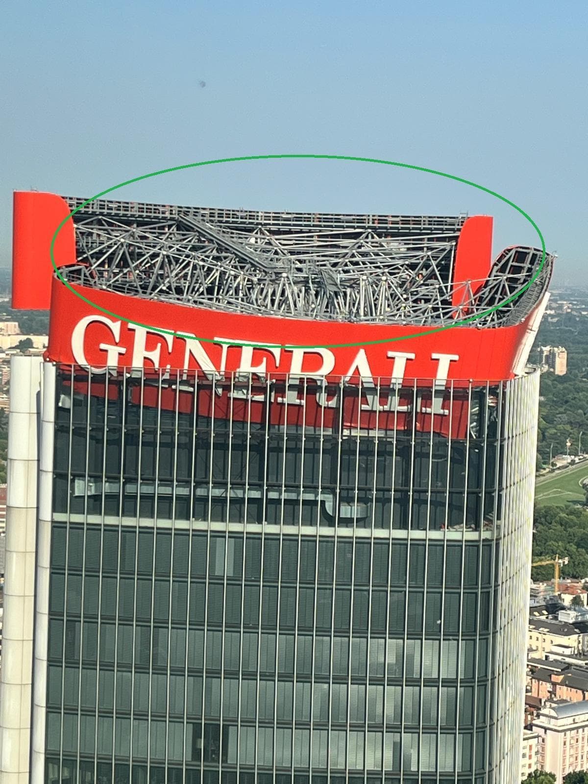 Milano, crolla l'insegna Generali dal grattacielo di Citylife: cos'è ...