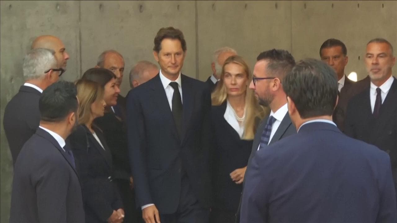 Giorgio Armani, l'arrivo alla camera ardente di John Elkann e Lavina ...