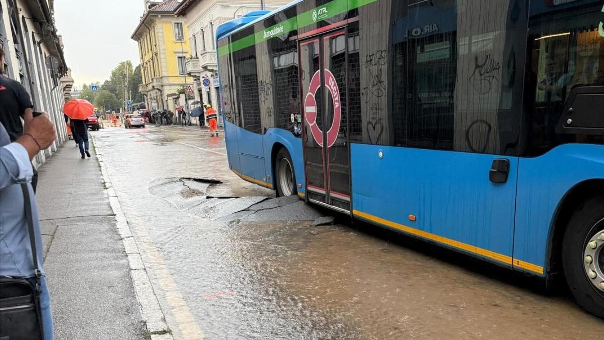 Pioggia e grandine a Milano, nuova allerta meteo. A Monza cede l ...