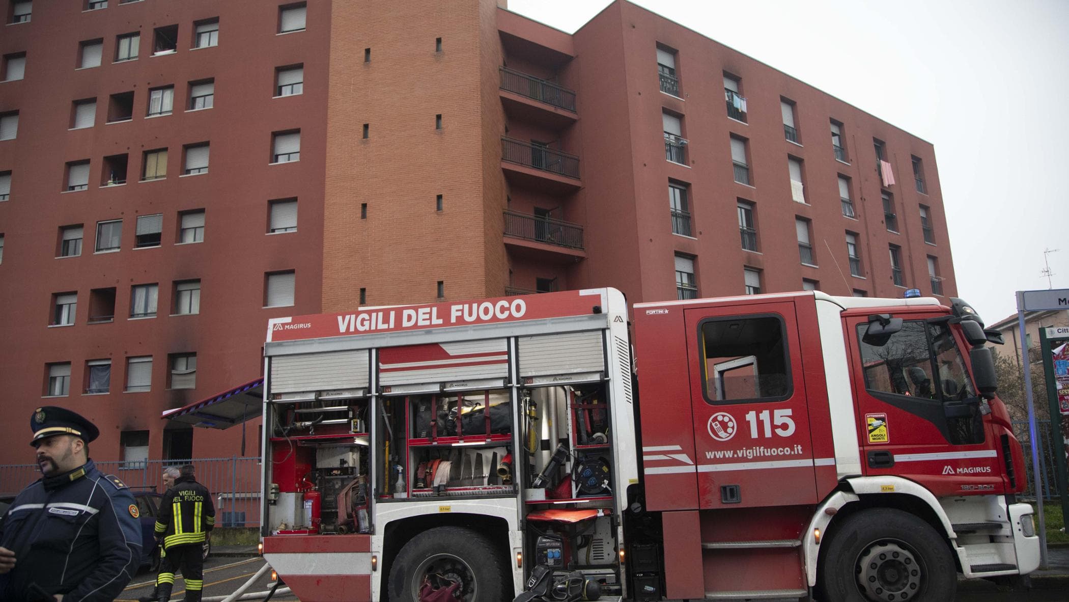 Cinisello, incendio ed esplosioni in un palazzo di sette piani per la ...