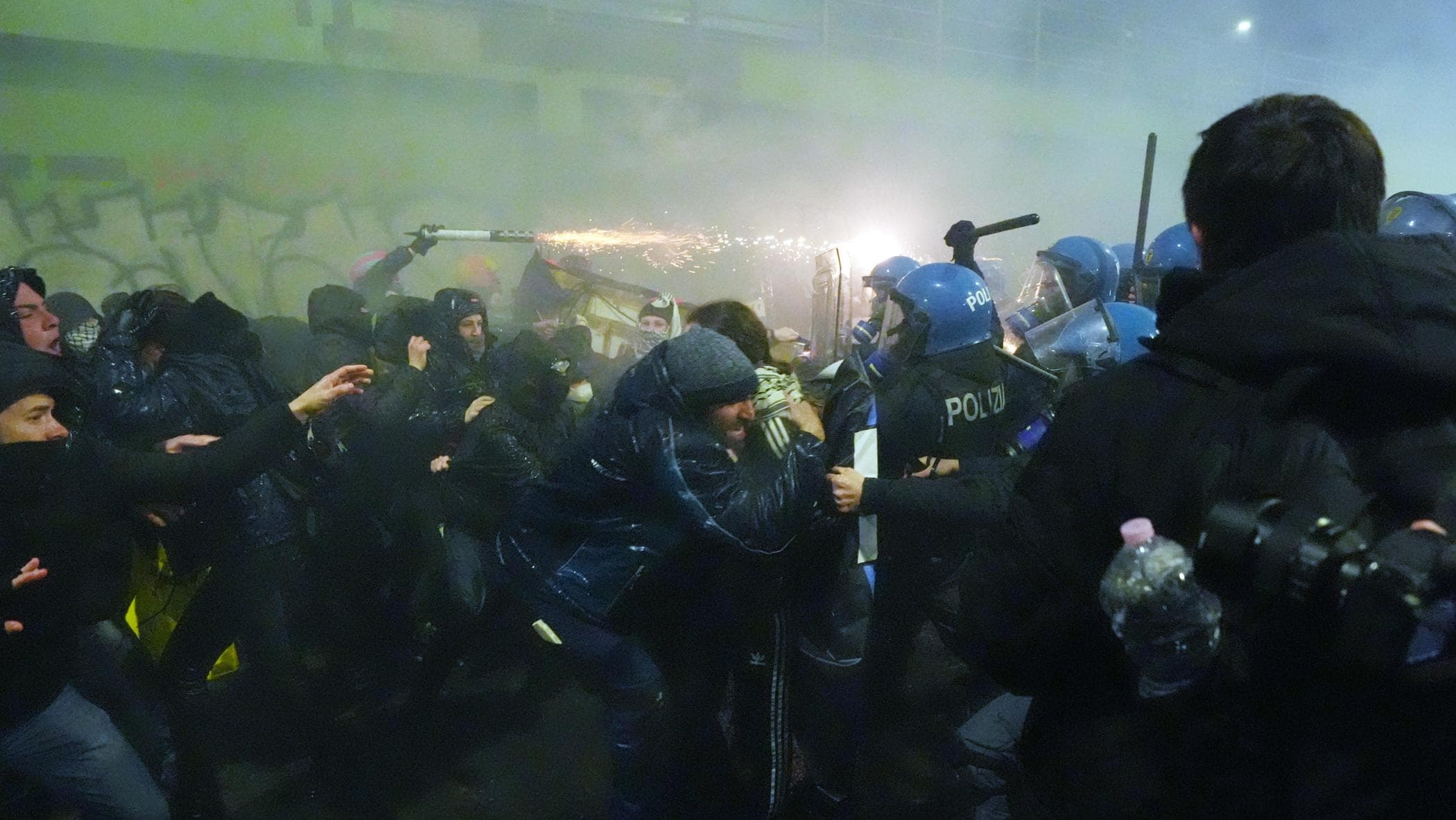 La manifestazione a Milano e le proteste contro le Olimpiadi oggi in ...