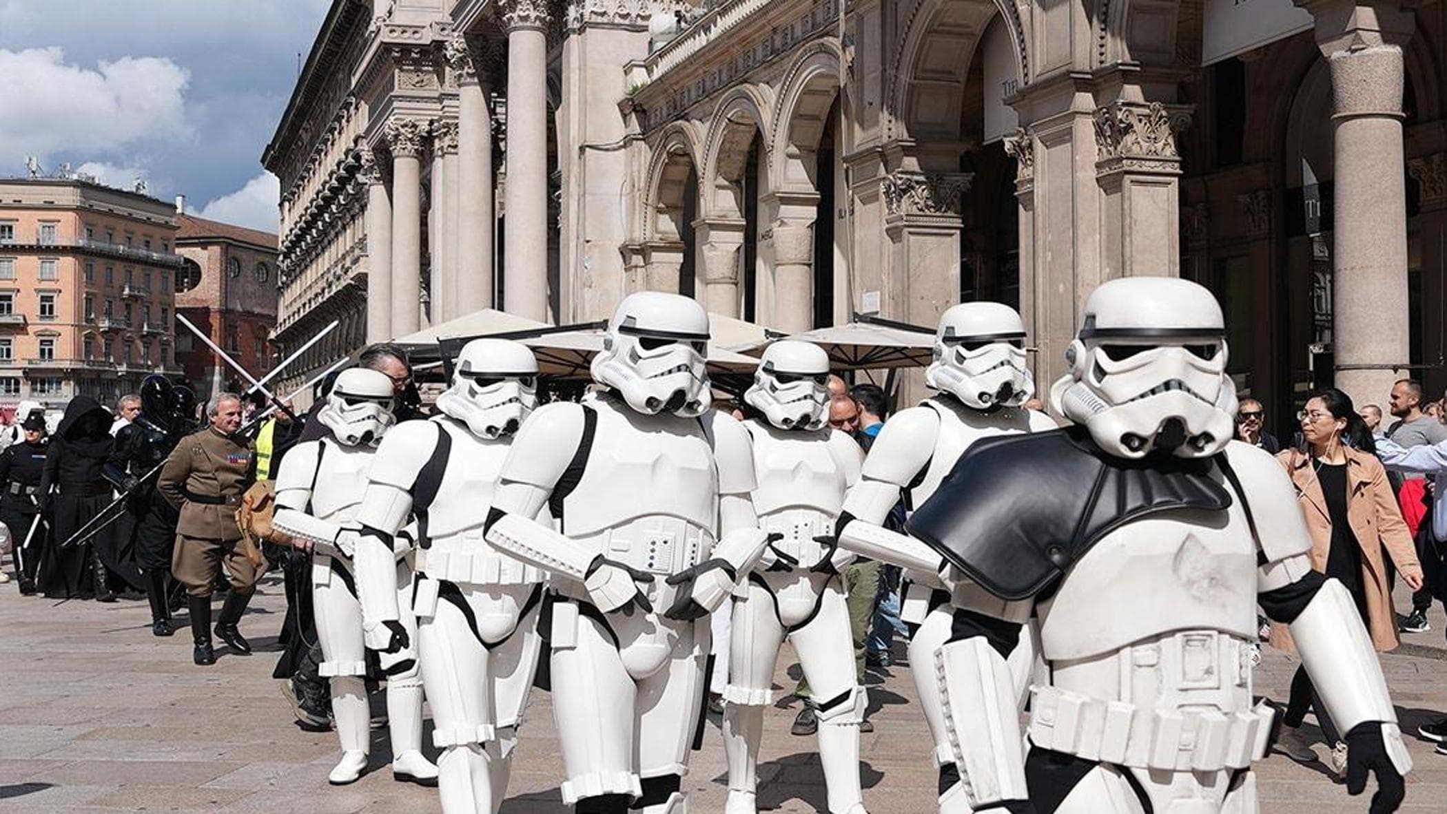 Star Wars Day, a Milano la parata di Cavalieri Jedi e spade laser in ...