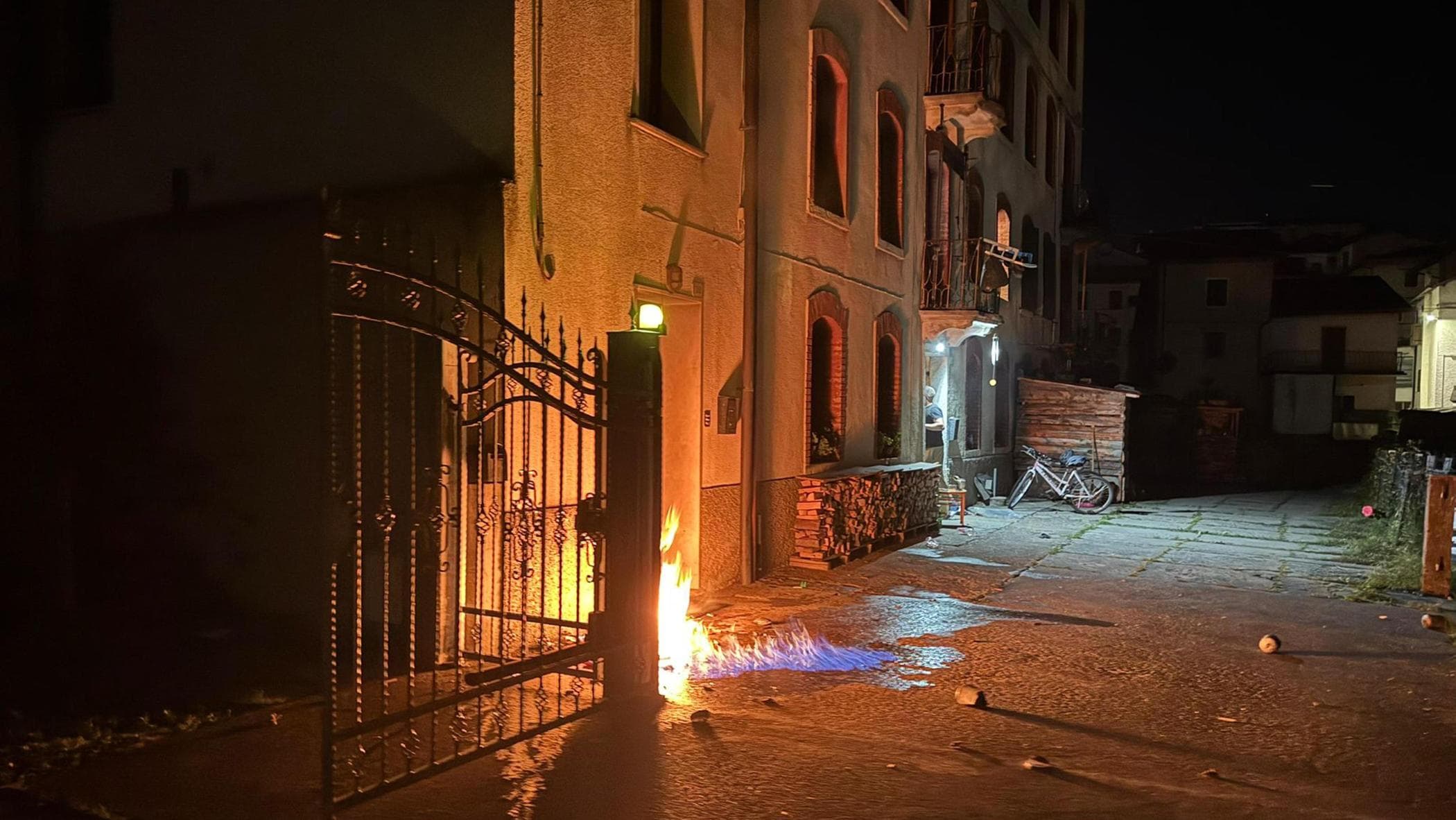 Molotov contro un cronista veneto: “Difese il parroco di Caivano” - la ...