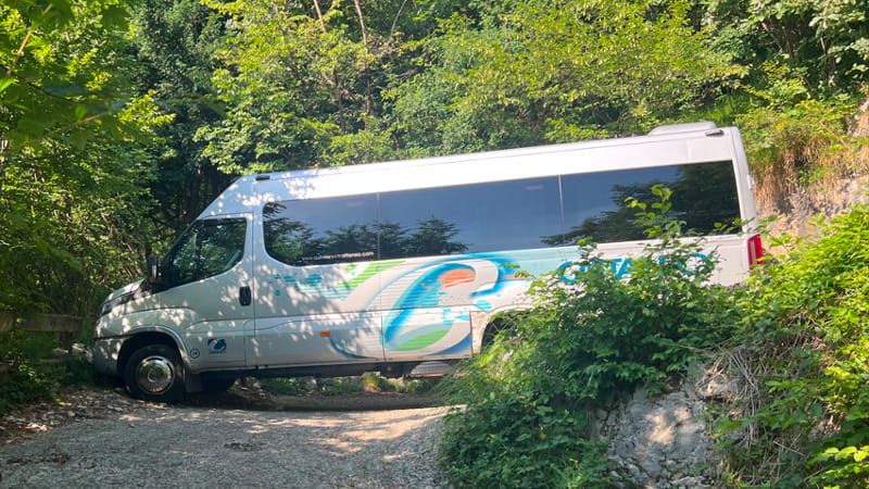 Lecco, bus con 22 bambini imbocca una strada pastorale seguendo il ...