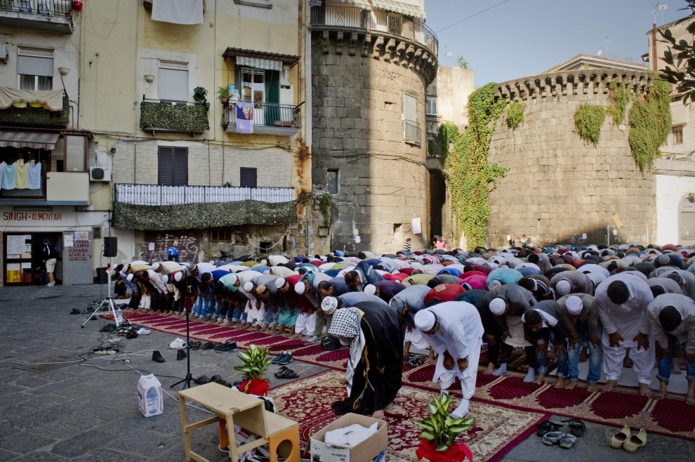 Islam, folla di musulmani nelle piazze di Napoli - la Repubblica