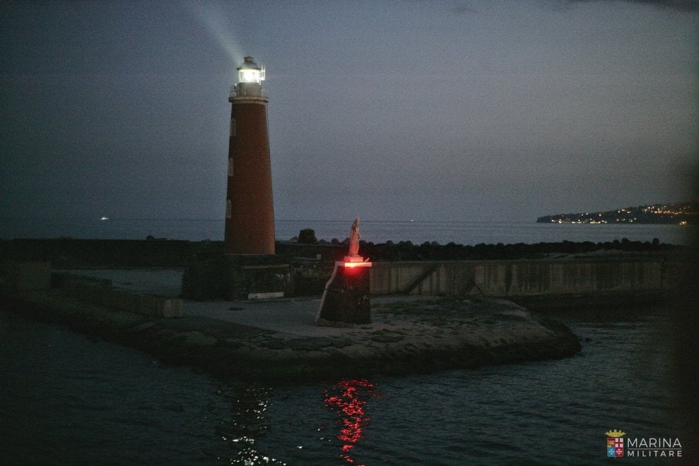 Molo San Vincenzo a Napoli, entra in funzione il primo faro a led - la ...