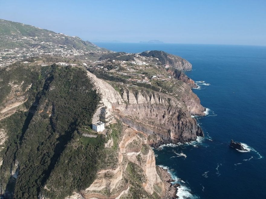 In volo su Ischia: lo spettacolo del faro di Punta Imperatore col drone ...
