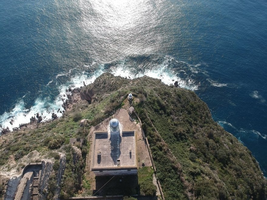 In volo su Ischia: lo spettacolo del faro di Punta Imperatore col drone ...
