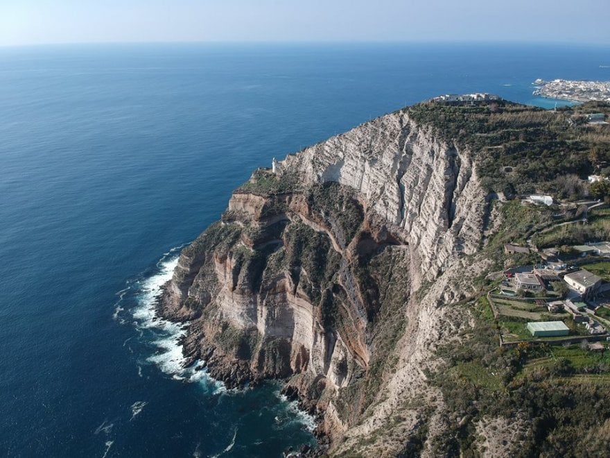 In volo su Ischia: lo spettacolo del faro di Punta Imperatore col drone ...