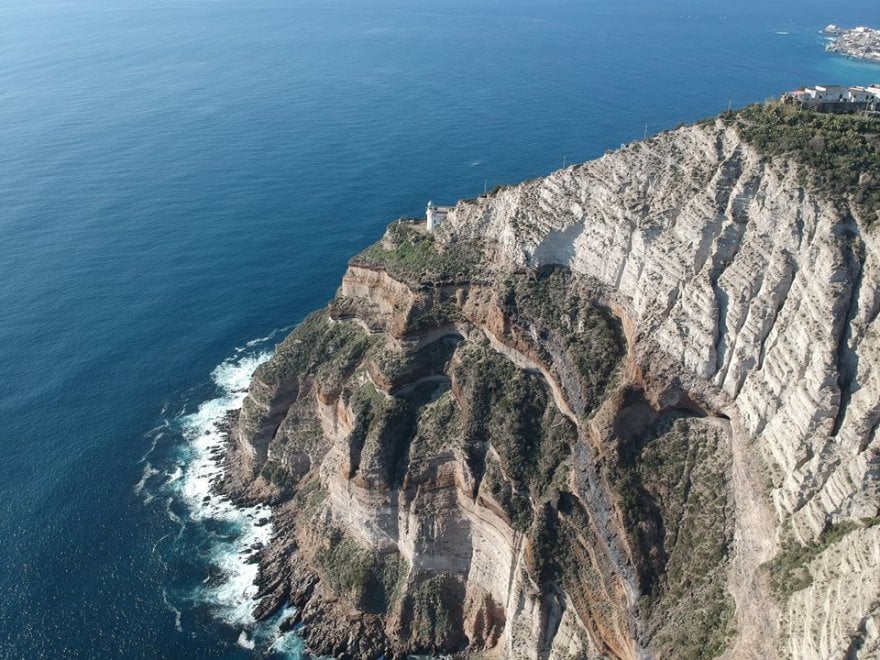 In volo su Ischia: lo spettacolo del faro di Punta Imperatore col drone ...