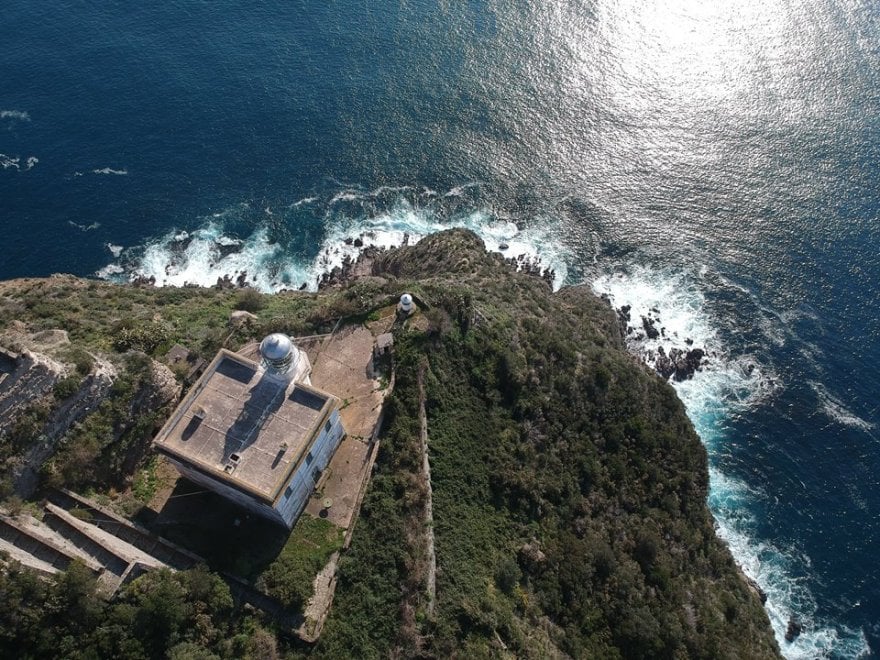 In volo su Ischia: lo spettacolo del faro di Punta Imperatore col drone ...