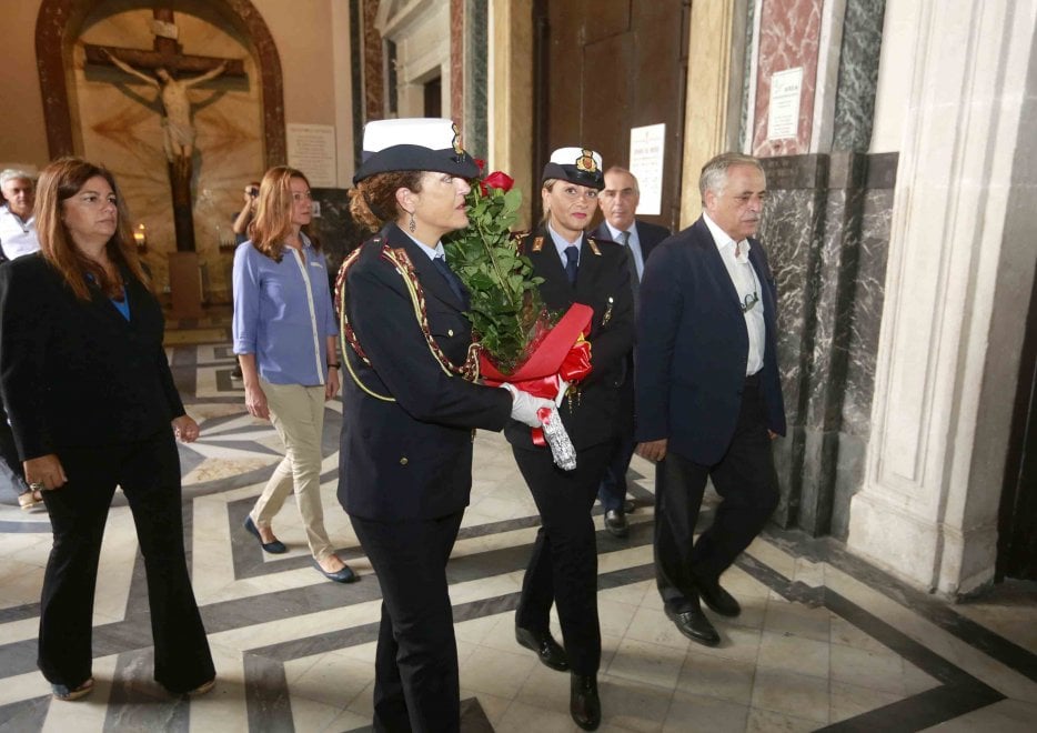 La giornalista maltese Caroline Muscat depone i fiori sulla tomba di ...