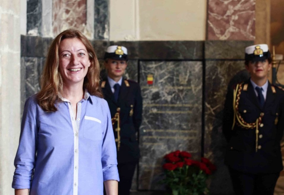 La giornalista maltese Caroline Muscat depone i fiori sulla tomba di ...