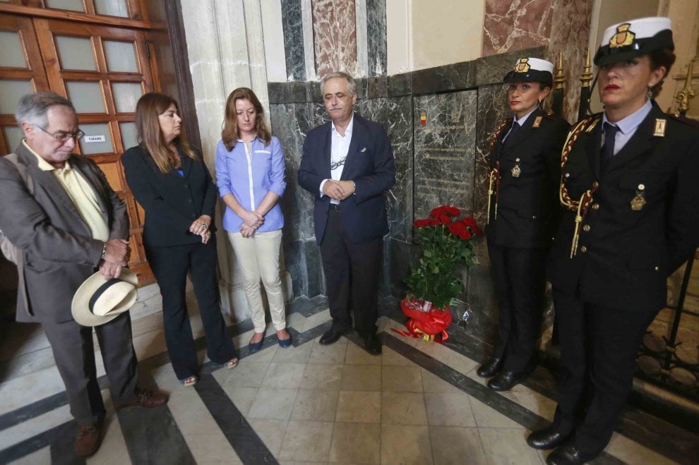 La giornalista maltese Caroline Muscat depone i fiori sulla tomba di ...