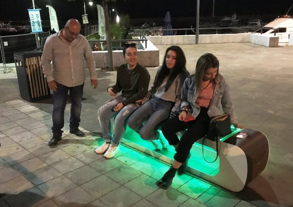 A Policastro arrivano le panchine "intelligenti" ad energia solare - la ...